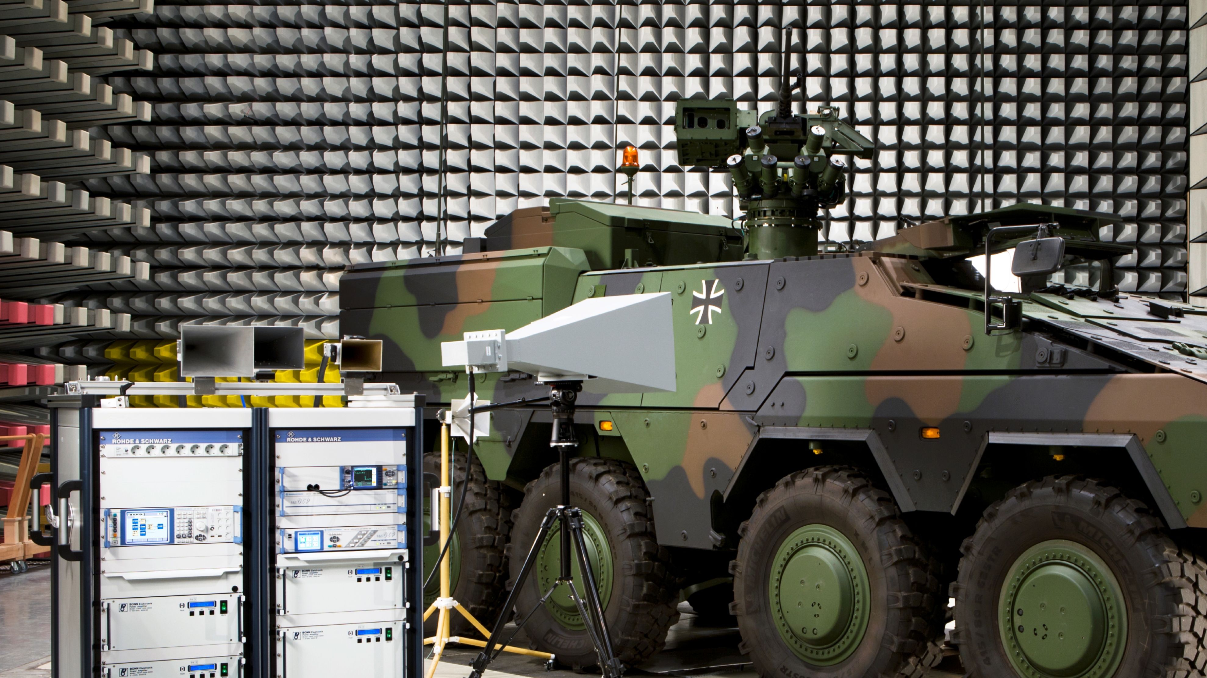 航空宇宙および防衛用のEMCテスト | Rohde & Schwarz
